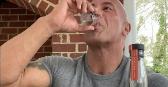 NotiGAPE - "La Roca" lanza su tequila "Teremana" hecho en México