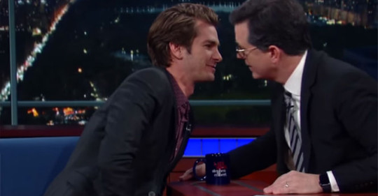 NotiGAPE - Andrew Garfield y Stephen Colbert comparten beso en TV