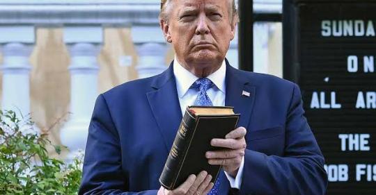 NotiGAPE - Donald Trump lanza su propia biblia