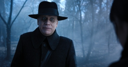 NotiGAPE - Revela Netflix al "Tío Lucas" en nuevo tráiler de "Merlina"